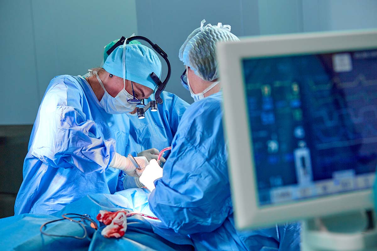 Prva hkratna transplantacija srca in priželjca – dečku kaže odlično ...